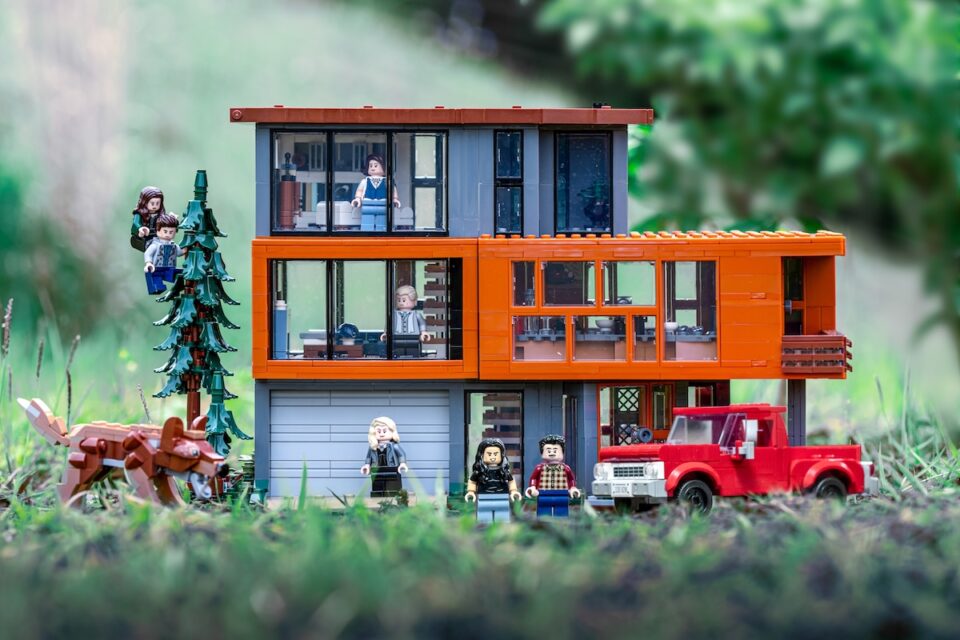 Photo Review: 21354 Twilight The Cullen House - BrickCentral